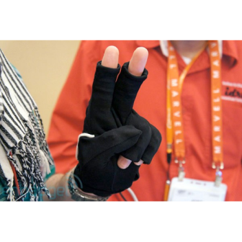 AcceleGlove teaches you sign language - MoreInspiration